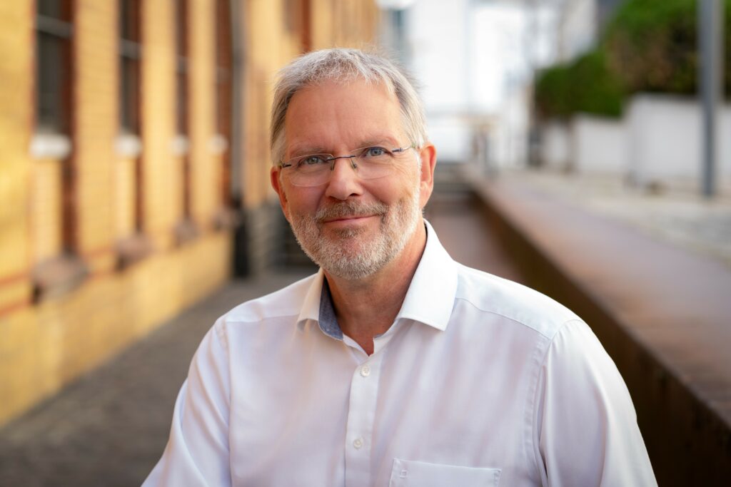 Buchvorstellung & Gespräch mit Arnd Henze: „Mit Gott gegen die ...